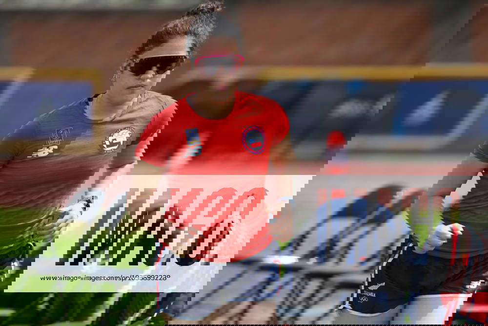 SANTIAGO, CHILE - OCT 19. La competidora Rocio Varela de Chile es fotografiada en entrenamiento