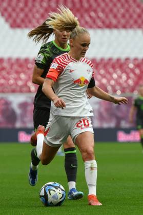 Lynn Wilms VfL Wolfsburg li and Victoria Krug RB Leipzig re RB Leipzig ...