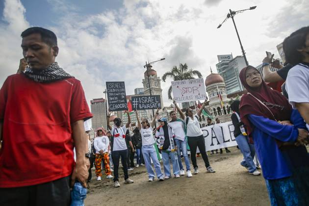 October 19, 2023, Kuala Lumpur, Malaysia: A demonstrators gather to ...
