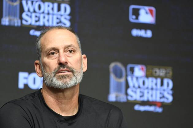 Arizona Diamondbacks manager Corey Lovullo (17) takes out relief ...