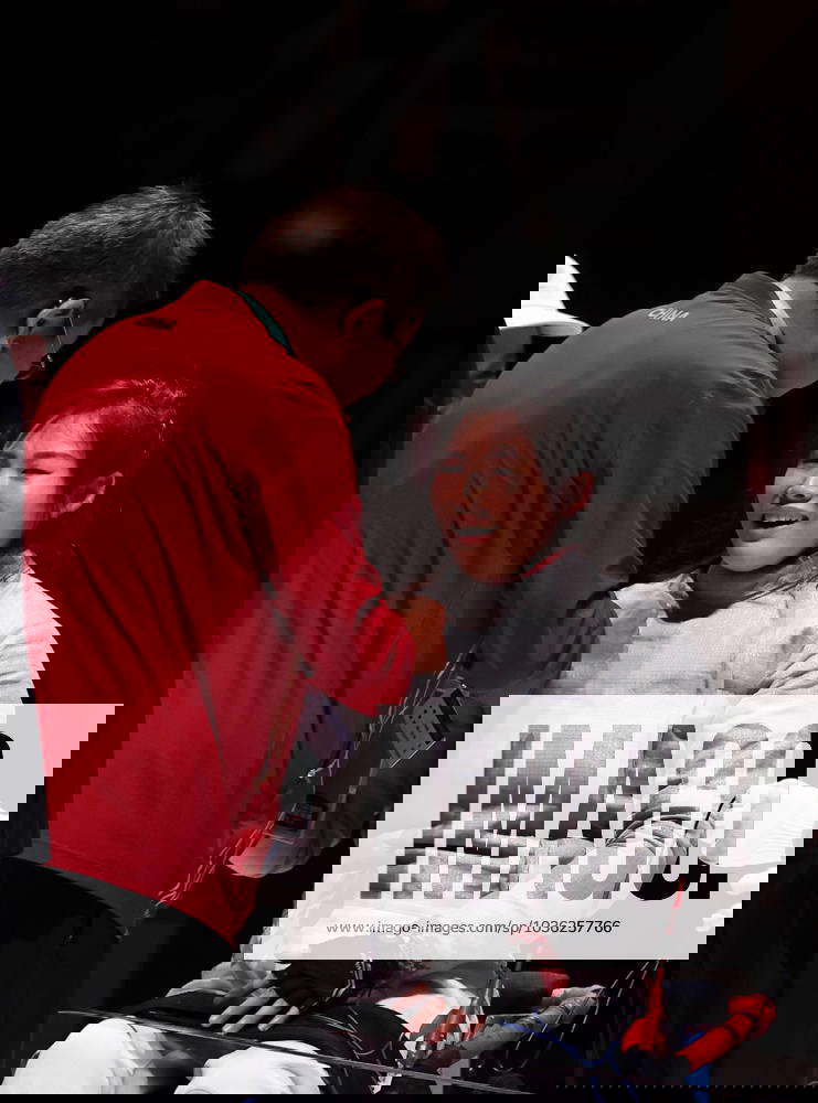 (231027) -- HANGZHOU, Oct. 27, 2023 -- Xiao Rong (R) of China ...