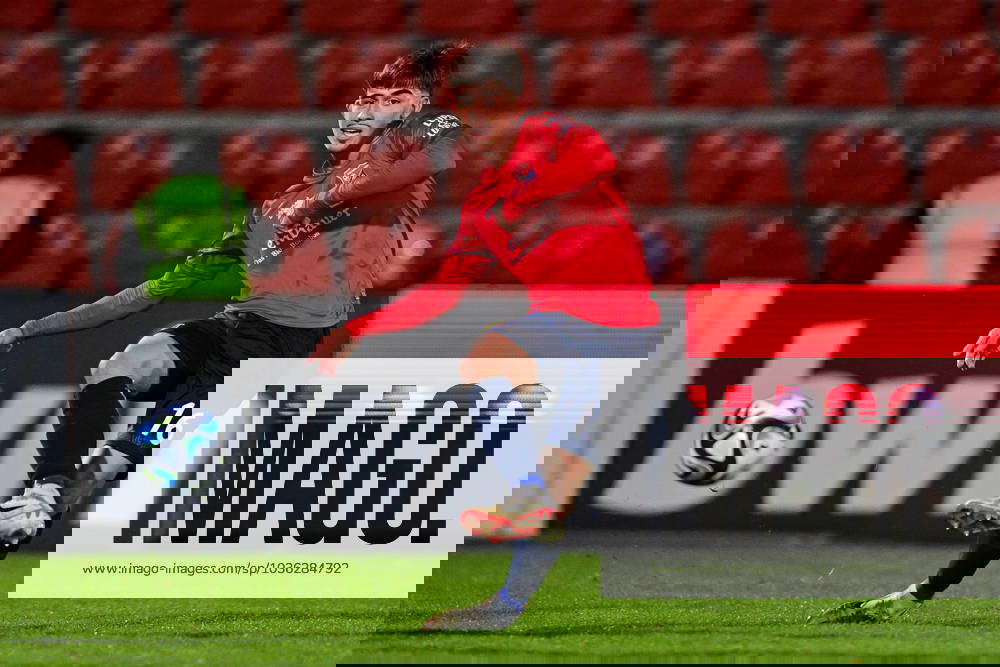 Aaron Keller Unterhaching, 16 on the ball, crop, single image, action ...