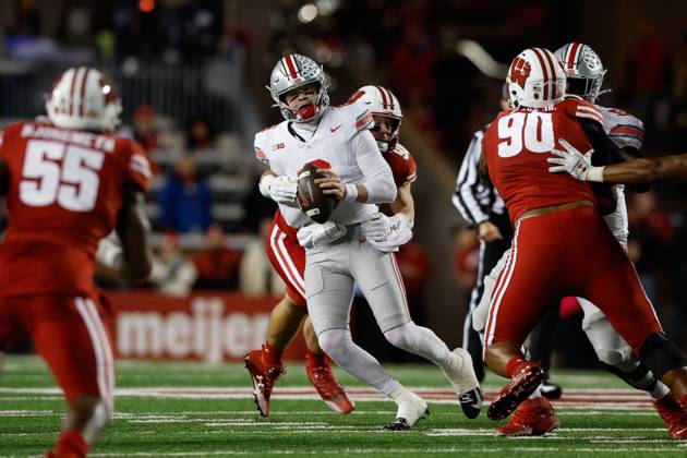 : Wisconsin Badgers linebacker C.J. Goetz and defensive end Rodas ...