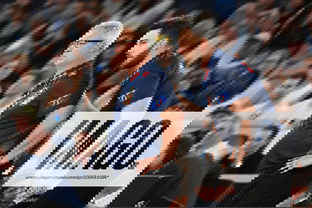 NBL MELBOURNE HAWKS, Melbourne United coach Dean Vickerman (left ...