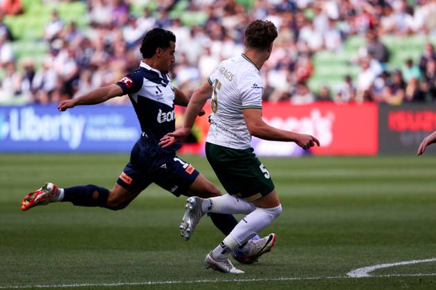 MELBOURNE, AUSTRALIA - OCTOBER 29: Daniel Arzani of Melbourne Victory kicks the ball during Round