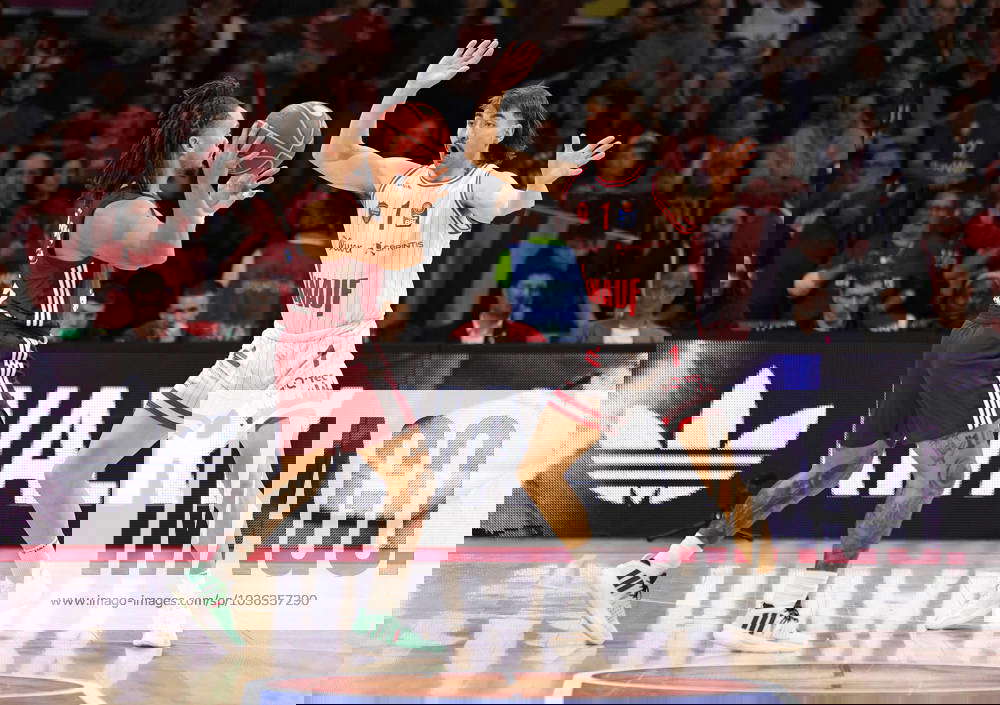 Zachary Seljaas Wuerzburg Baskets, 1 bedraengt Carsen Edwards Bayern ...