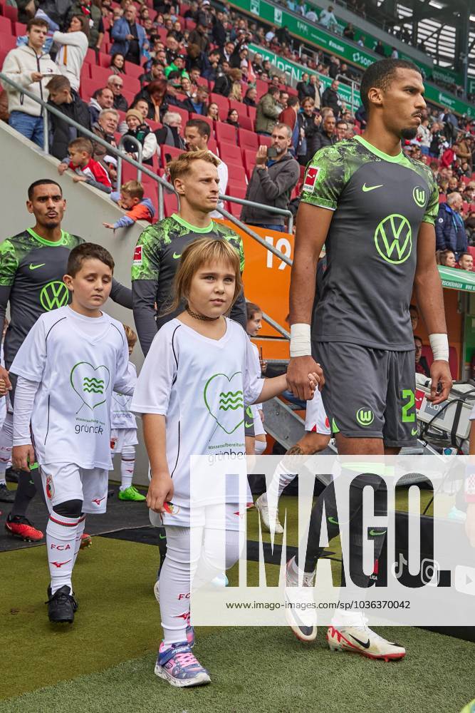 Moritz Jenz 25 VfL Wolfsburg holding a Gruenbeck run-in kid, FC ...