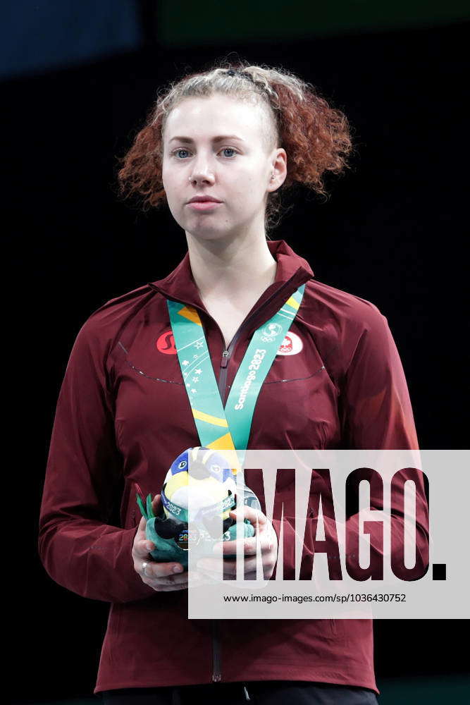 SANTIAGO, CHILE OCT 30: Medallista de plata Eleanor Harvey de Canada ...