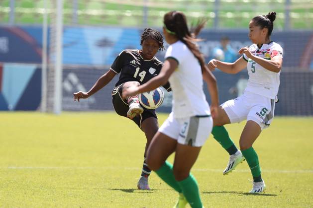 VALPARAISO, CHILE Ð OCT 28: Akelia Johnson de Jamaica disputa el balon ...