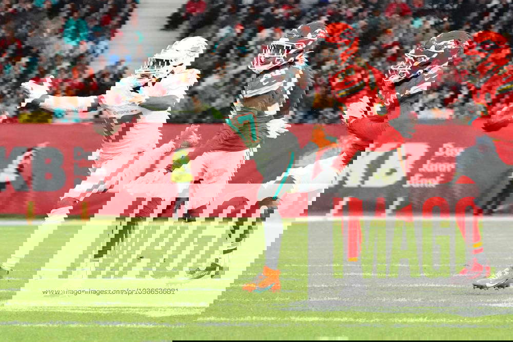 Wide receiver Jaylen Waddle WR 17, Miami Dolphins cant catch the ball ...