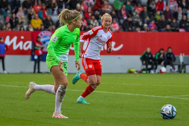 Kathrin Hendrich VfL Wolfsburg, 4 with ball in offense, 9 27 2021 ...
