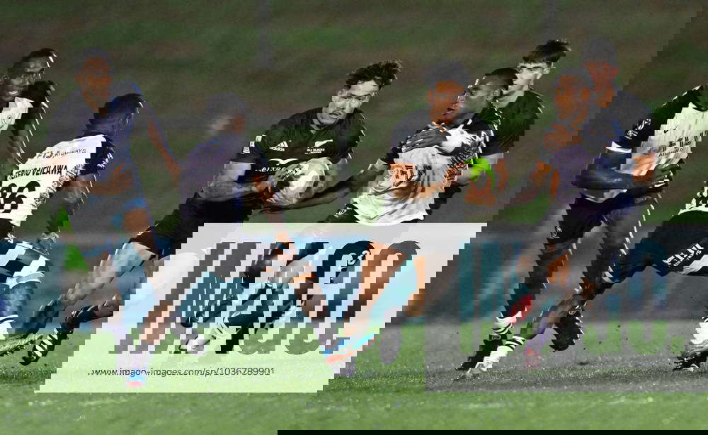 OCEANIA RUGBY SEVENS, Moses Leo (centre) of New Zealand in action ...