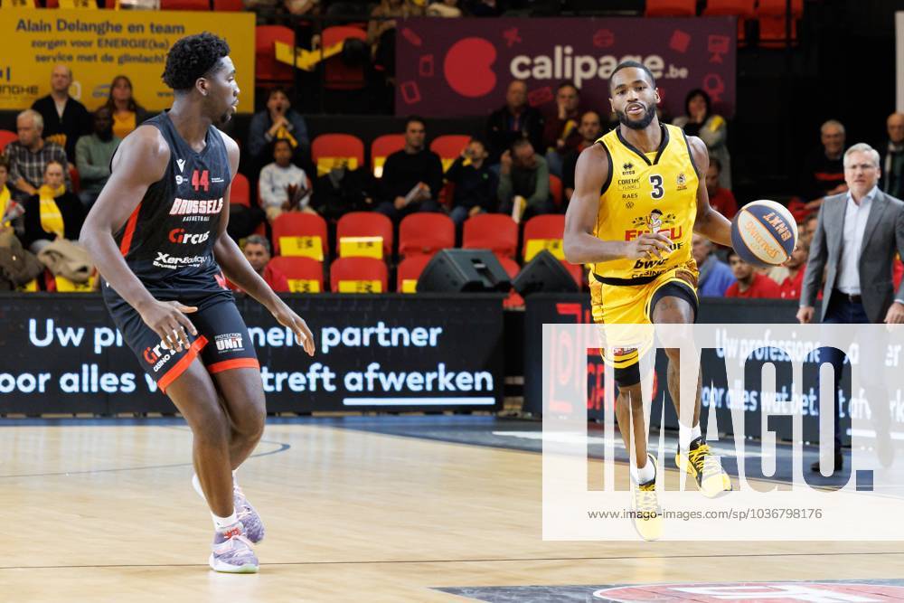 Brussel s Jared Ambrose and Oostende s Rube Nembhard fight for the ball ...