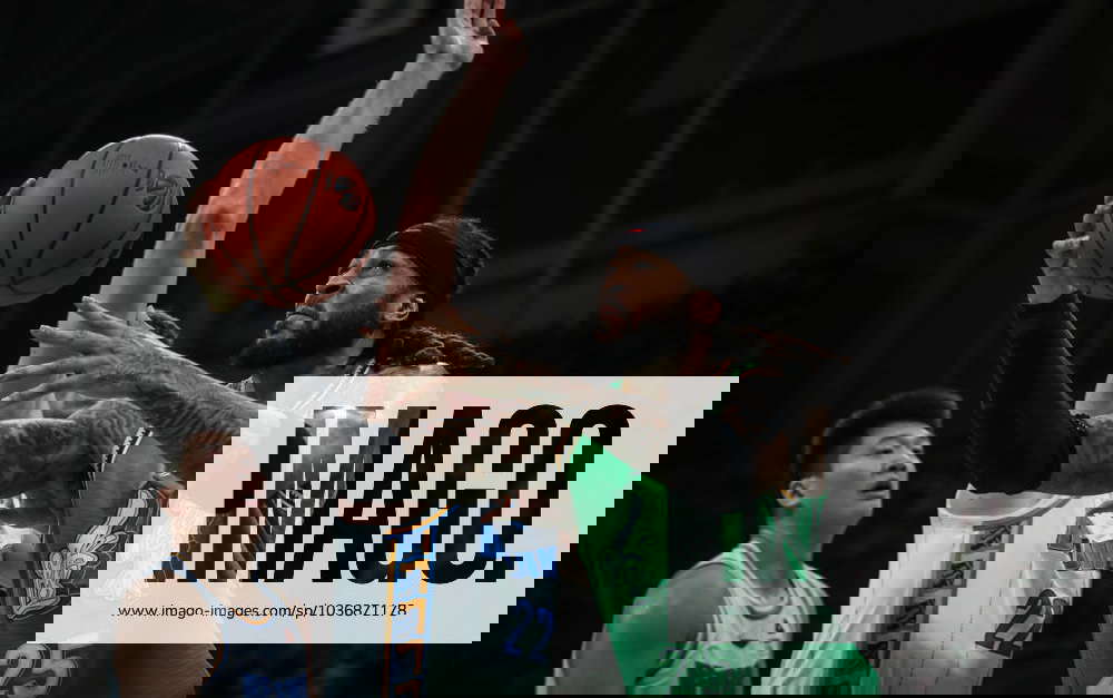 (231112) -- SHENYANG, Nov. 12, 2023 -- Eric Moreland (R) of Liaoning ...