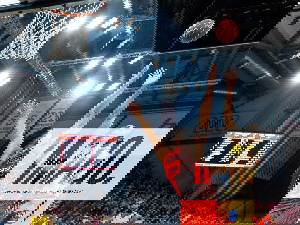 Filip Stanic Bamberg Baskets, 65, Jaren Lewis MHP Riesen Ludwigsburg ...