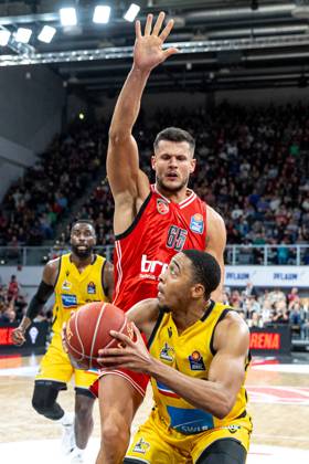 Filip Stanic Bamberg Baskets, 65, Jaren Lewis MHP Riesen Ludwigsburg ...