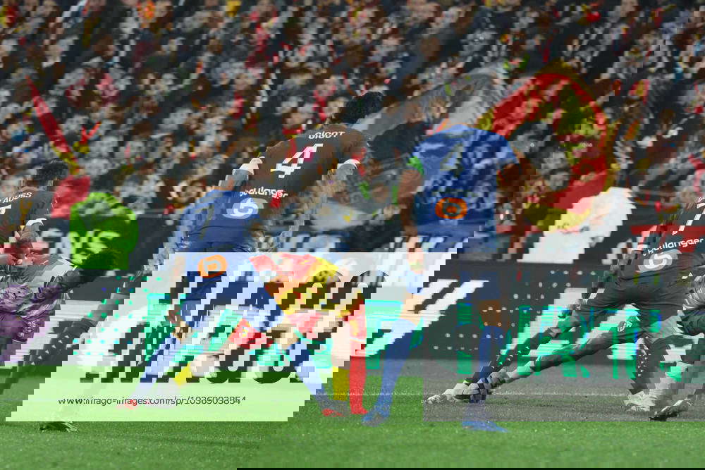 Elye WAHI (RC Lens) et Jonathan CLAUSS (Marseille) lors du match RC ...