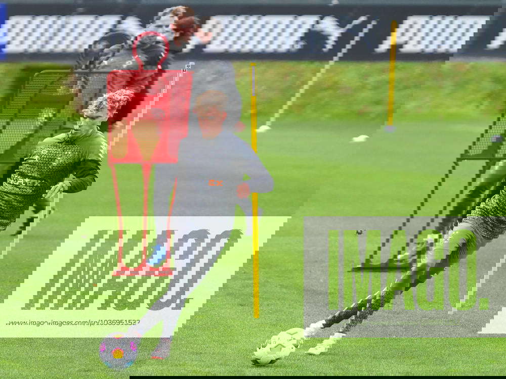 Robin Hack Borussia Moenchengladbach, 25 has played the pass and is running behind Marvin
