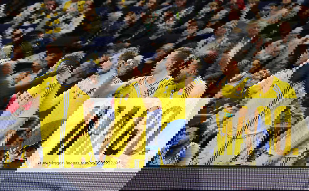 Christ Koumadje high-fiving with Malte Delow, Justin Bean, Johannes ...