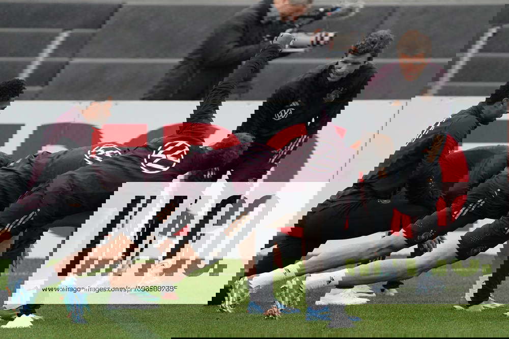 Players warm up 16 11 2023 Training German national team, DFB Campus