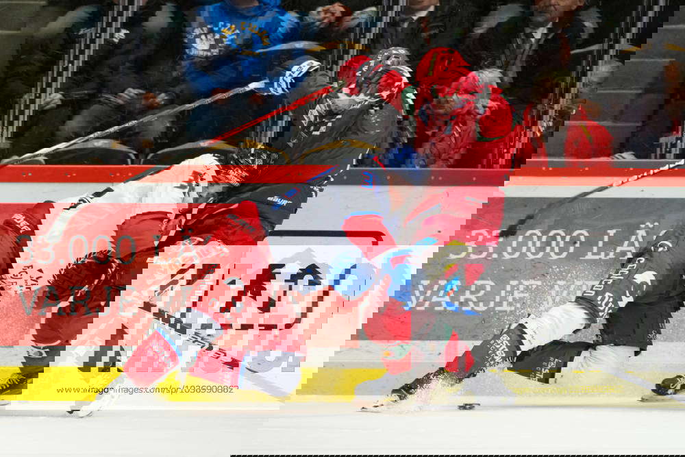 231116 Oskarshamns Niclas Burström and MoDos Sampo Ranta during the SHL ice hockey match between