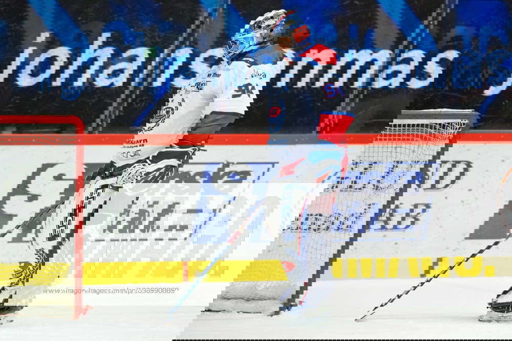 231116 Oskarshamns goalkeeper Marek Langhamer dips during the SHL ice hockey match between MoDo