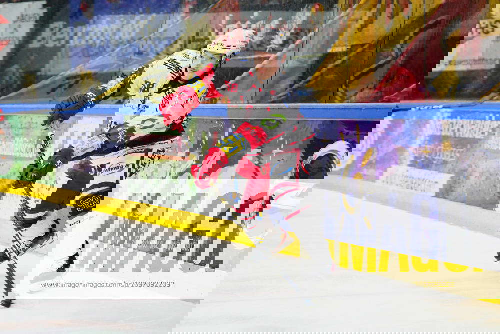 Max Balinson 58, Eispiraten Crimmitschau at the puck, ESV Kaufbeuren v ...