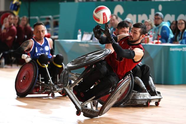 SANTIAGO, CHILE NOV 20: Matthew Debly de Canada compite durante Rugby ...