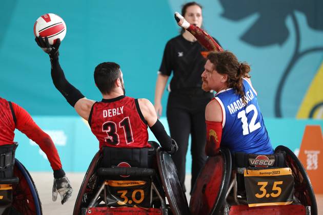 SANTIAGO, CHILE NOV 20: Matthew Debly de Canada compite durante Rugby ...