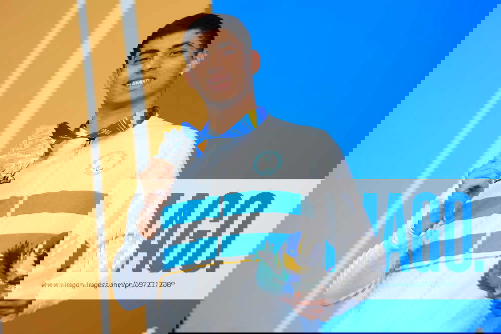 SANTIAGO, CHILE NOV 22: Nicolas Nieto de Argentina recibe medalla de ...