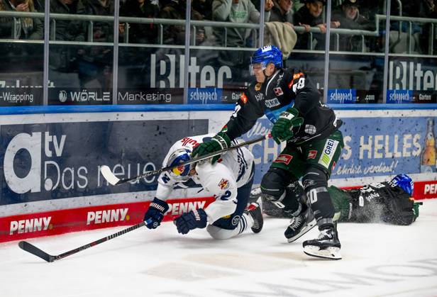 Alexander Oblinger Augsburger Panther, 50 returning to the bench after ...