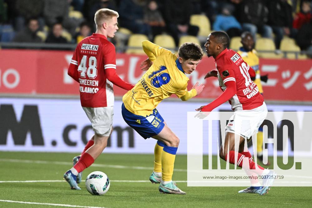 231124 Sint-Truiden VV vs Royal Antwerp FC Jarne Steuckers of STVV ...