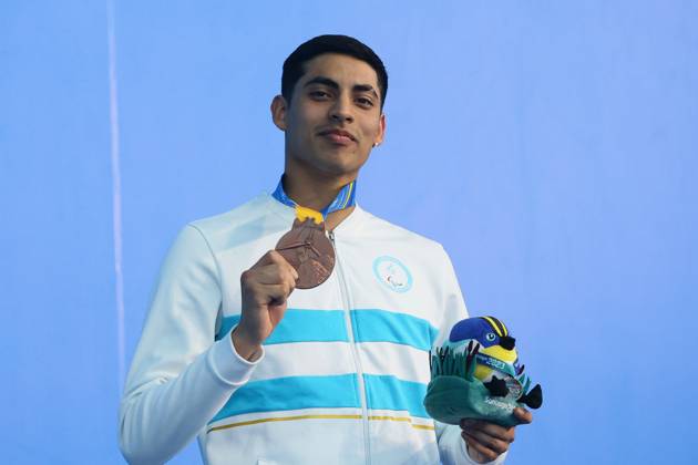 SANTIAGO, CHILE NOV 22: Nicolas Nieto de Argentina recibe medalla de ...