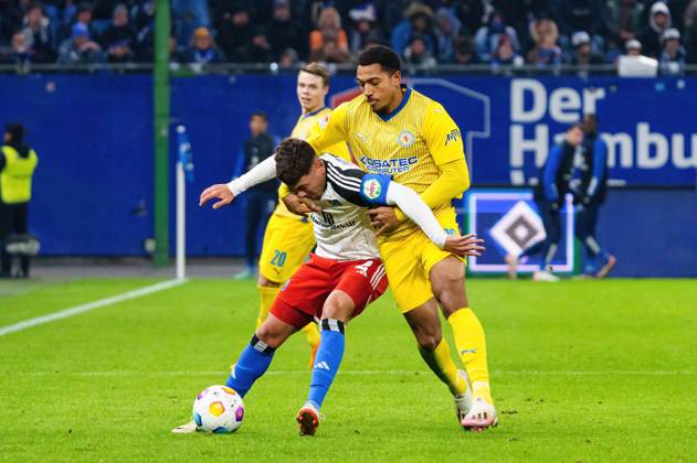 William Mikelbrencis Hamburger SV, 02 , Anton Donkor Eintracht Braunschweig, 19 GER, Hamburger SV