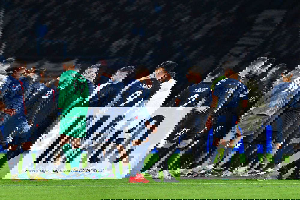 Luis Enrique ( coach PSG ) talks with Kylian Mbappe ( 7 - PSG ) after ...