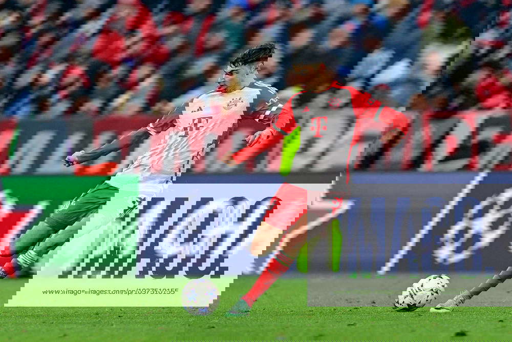 Alexandar PAVLOVIC FC Bayern Munich, FCB, 45 on the ball, cropped, full body, single image