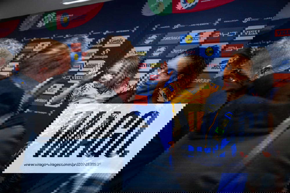 231203 Jamina Roberts of Sweden, with her daughter in the mixed zone ...