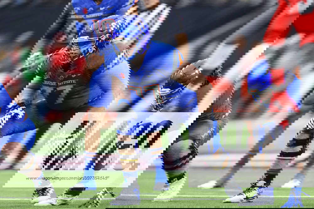 : Boise State Broncos offensive tackle Kage Casey waits for the ball to ...