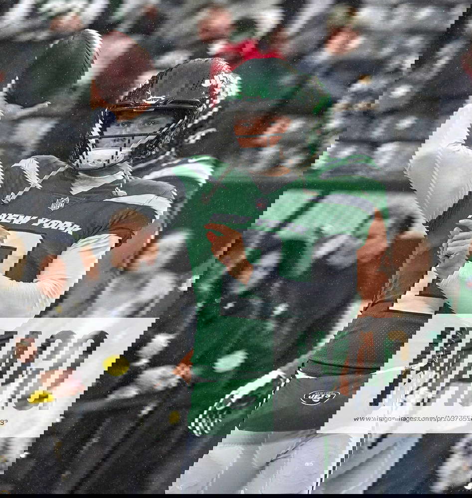 New York Jets quarterback Zach Wilson (2) during warm up prior to a NFL ...