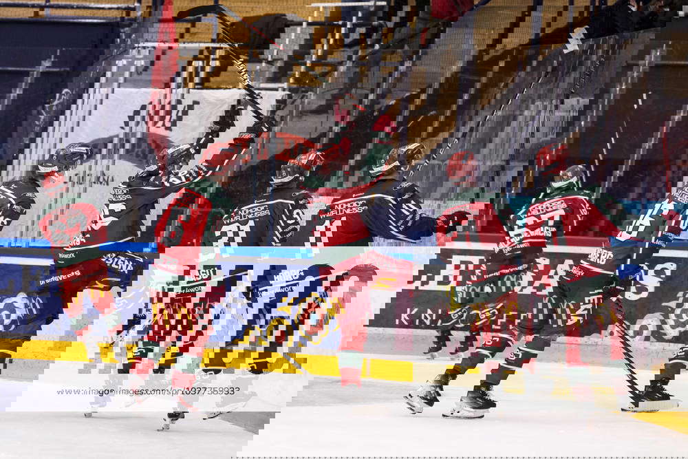 231207 Frölundas players celebrate after winning 1-2 during the SHL ice hockey match between