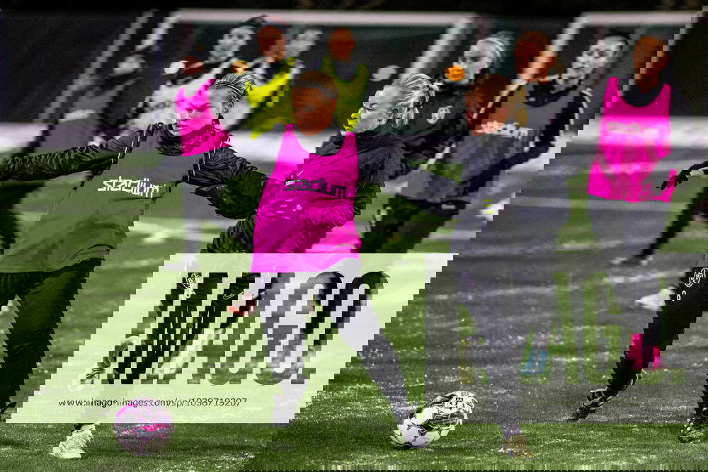 240108 Isabella Nilsson during a joint football training session with ...