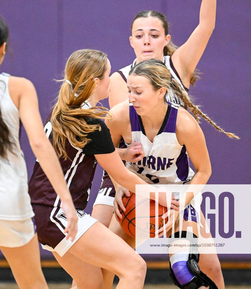 Syndication: Cape Cod Times BOURNE 01 08 24 Jill Allen of Bourne avoids ...