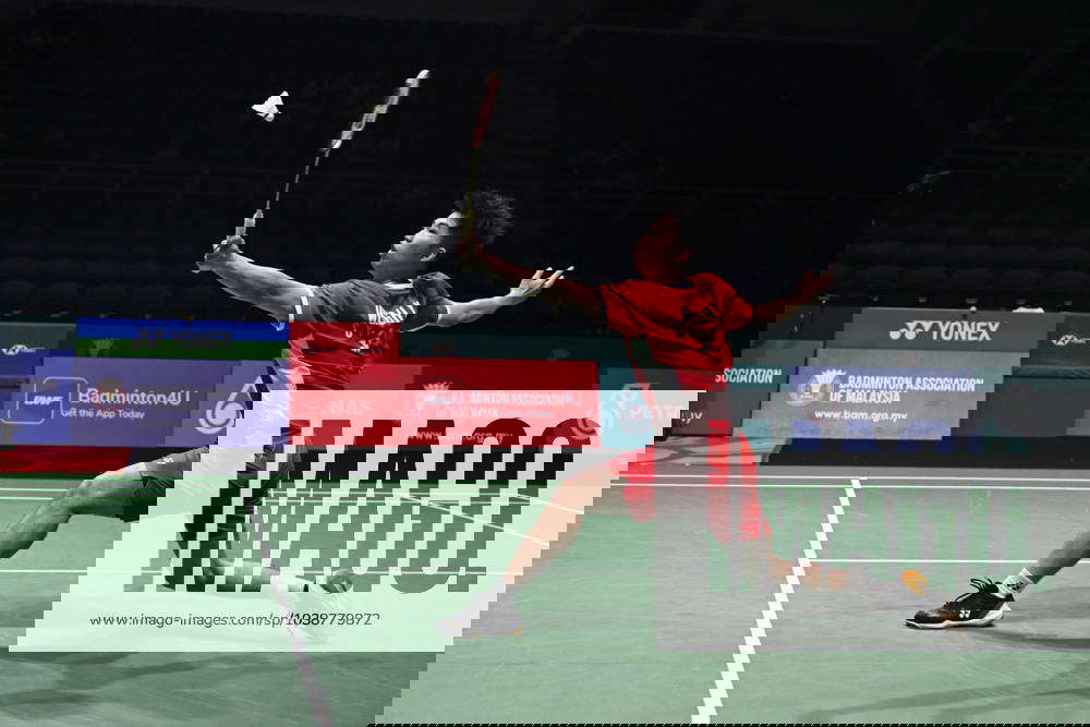 (240111) -- KUALA LUMPUR, Jan. 11, 2024 -- Weng Hongyang competes ...