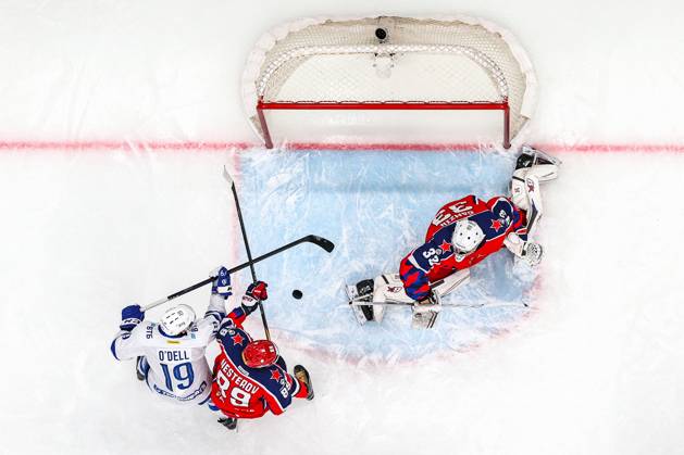 RUSSIA, MOSCOW - JANUARY 11, 2024: HC Dynamo Moscow s Eric O Dell (L ...