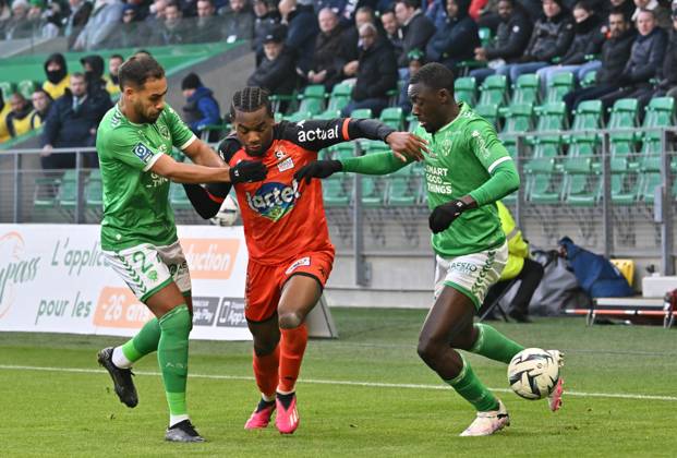 Yvan Macon et Dennis Appiah (saint-etienne) vs Junior Kadile (laval ...