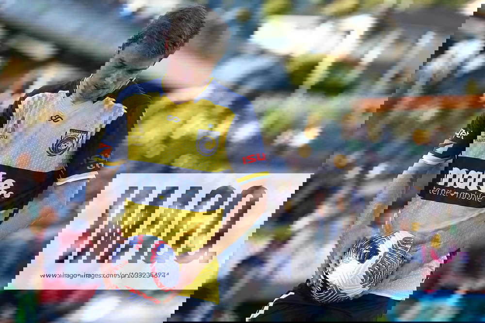 ALEAGUE MARINERS CITY, Max Balard of the Mariners prepares for a corner ...