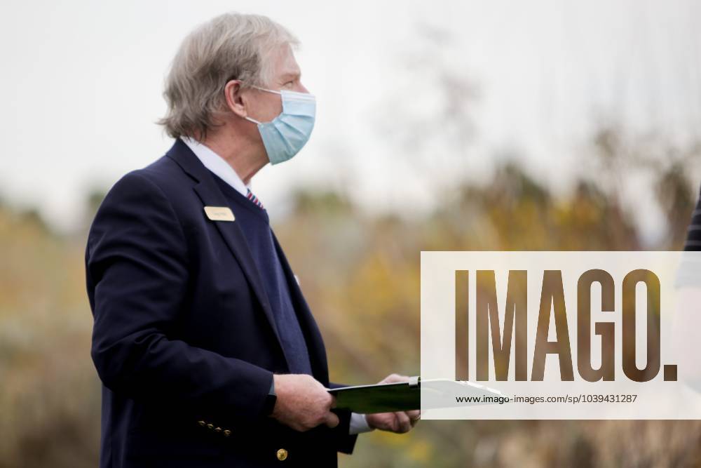 Syndication: Desert Sun Official Greg With wears a mask before players ...