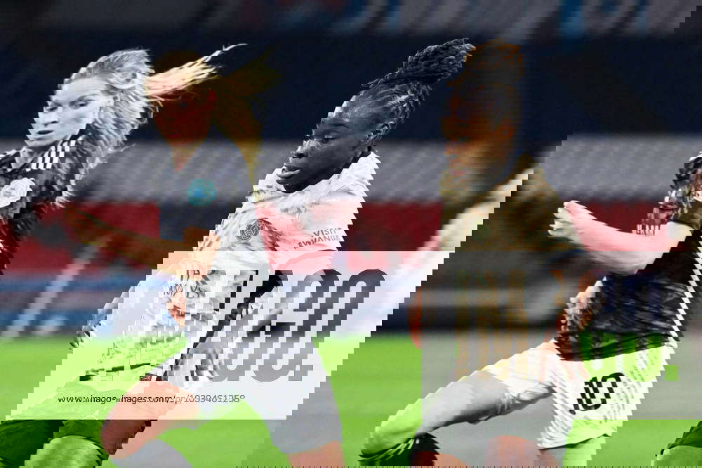 Sandy Baltimore ( 21 - PSG ) and Nadine Noordam ( 10 - Ajax ) during ...