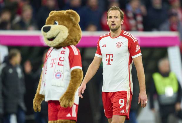 Harry Kane, FCB 9 FCB mascot Bernie , Maskottchen, in christmas dress ...