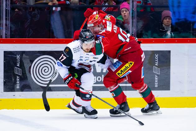 ÖRNSKÖLDSVIK, SWEDEN 20240309 Malmös Johan Ivarsson sits on Modos Riley Woods during s SHL ice